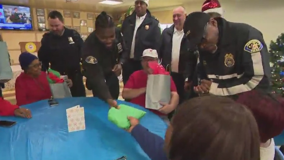 Hempstead police officers give out gifts – PIX11