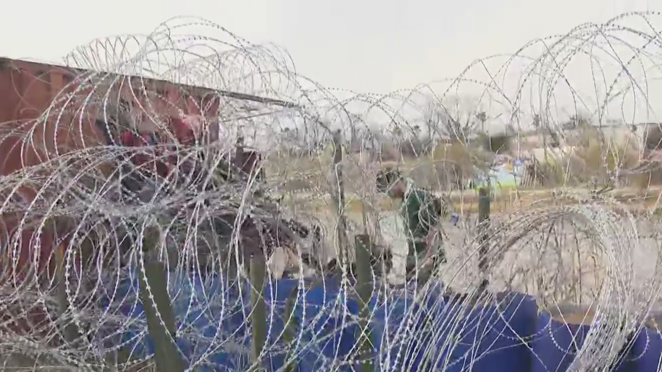 Migrants stuck between razor wire, river at Texas border | NewsNation ...