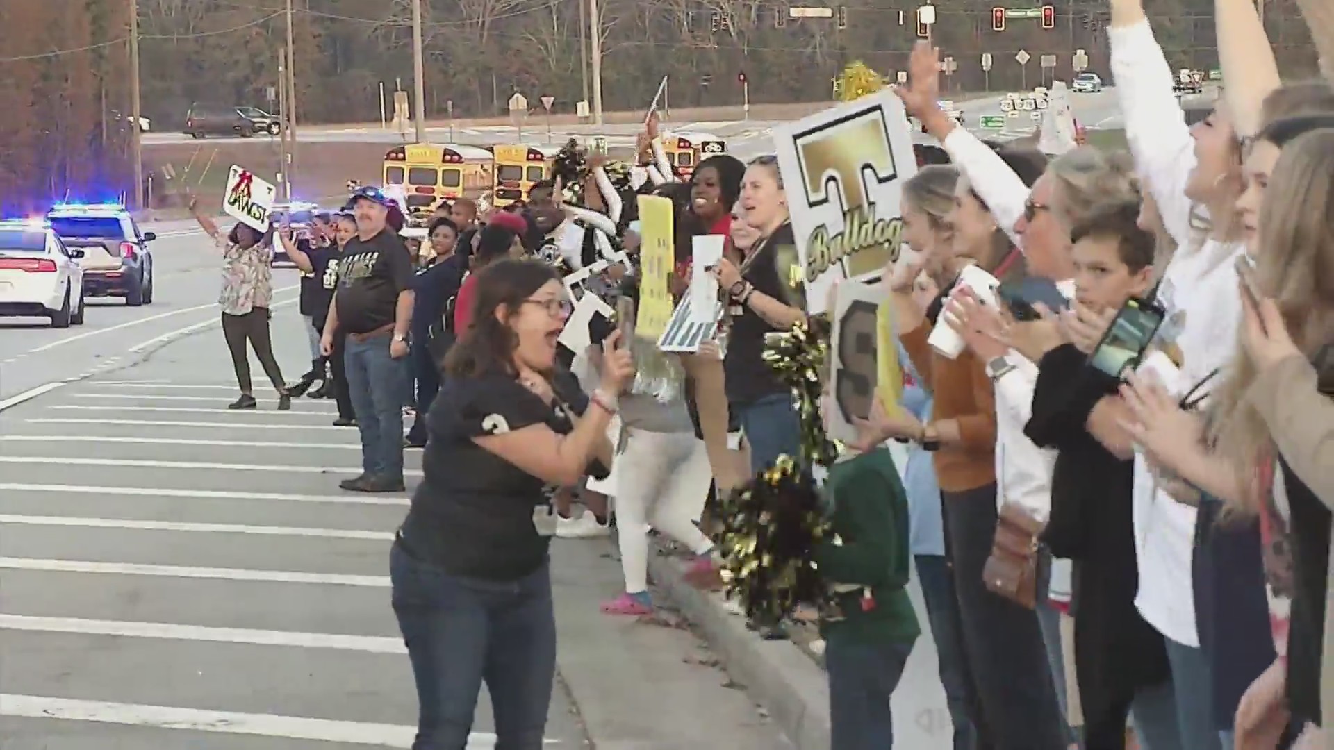 Community gathers to send off Thomson High School football team for ...