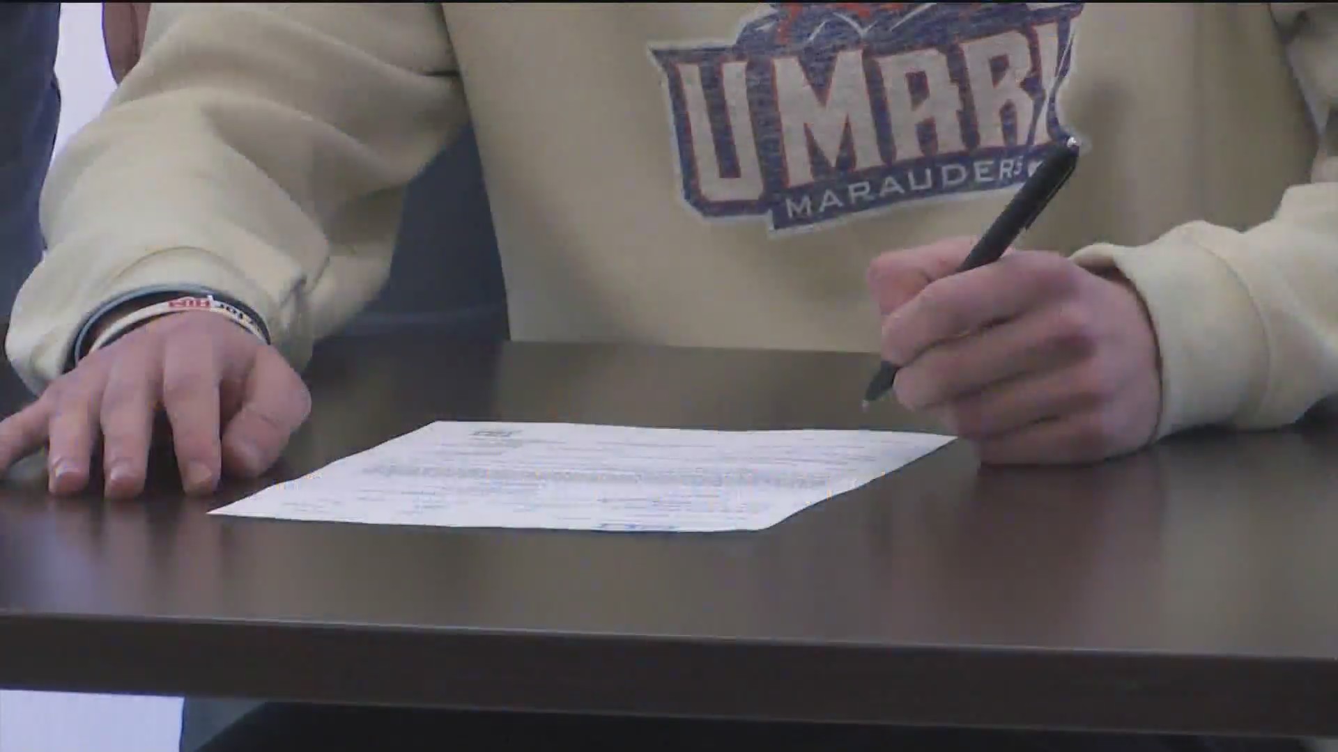 Lucas Kupfer signs on to be on the UMary Track and Field Team – KX NEWS