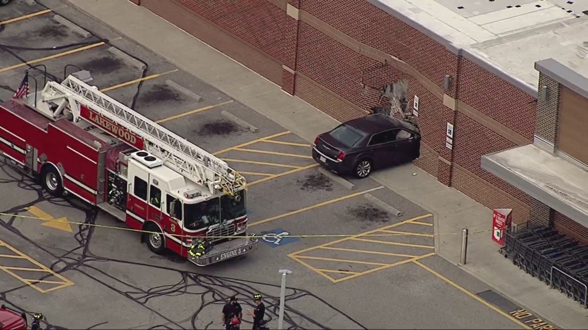 SkyFOX over Lakewood ALDI car crash – Fox 8 Cleveland WJW