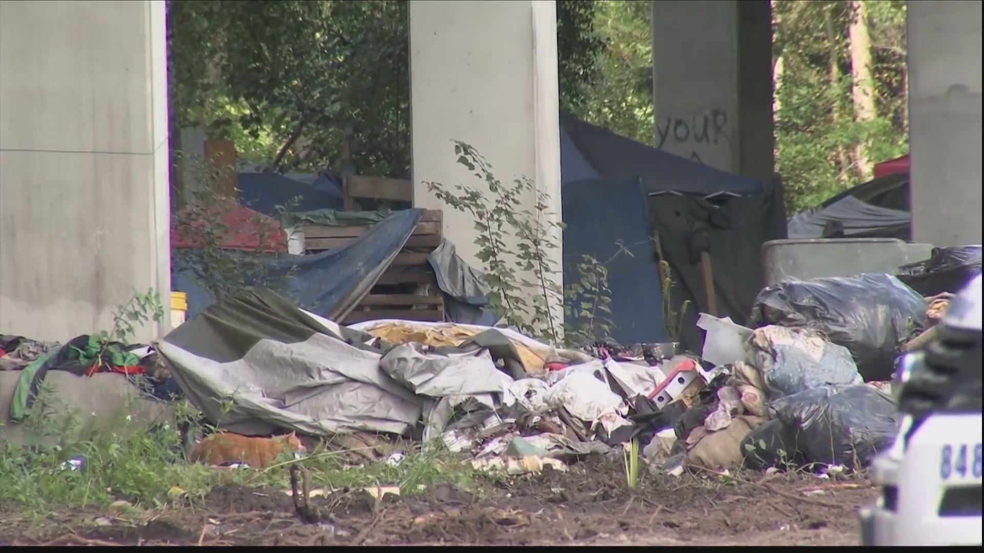 City clears out homeless encampment under Truman Bridge, displaces ...
