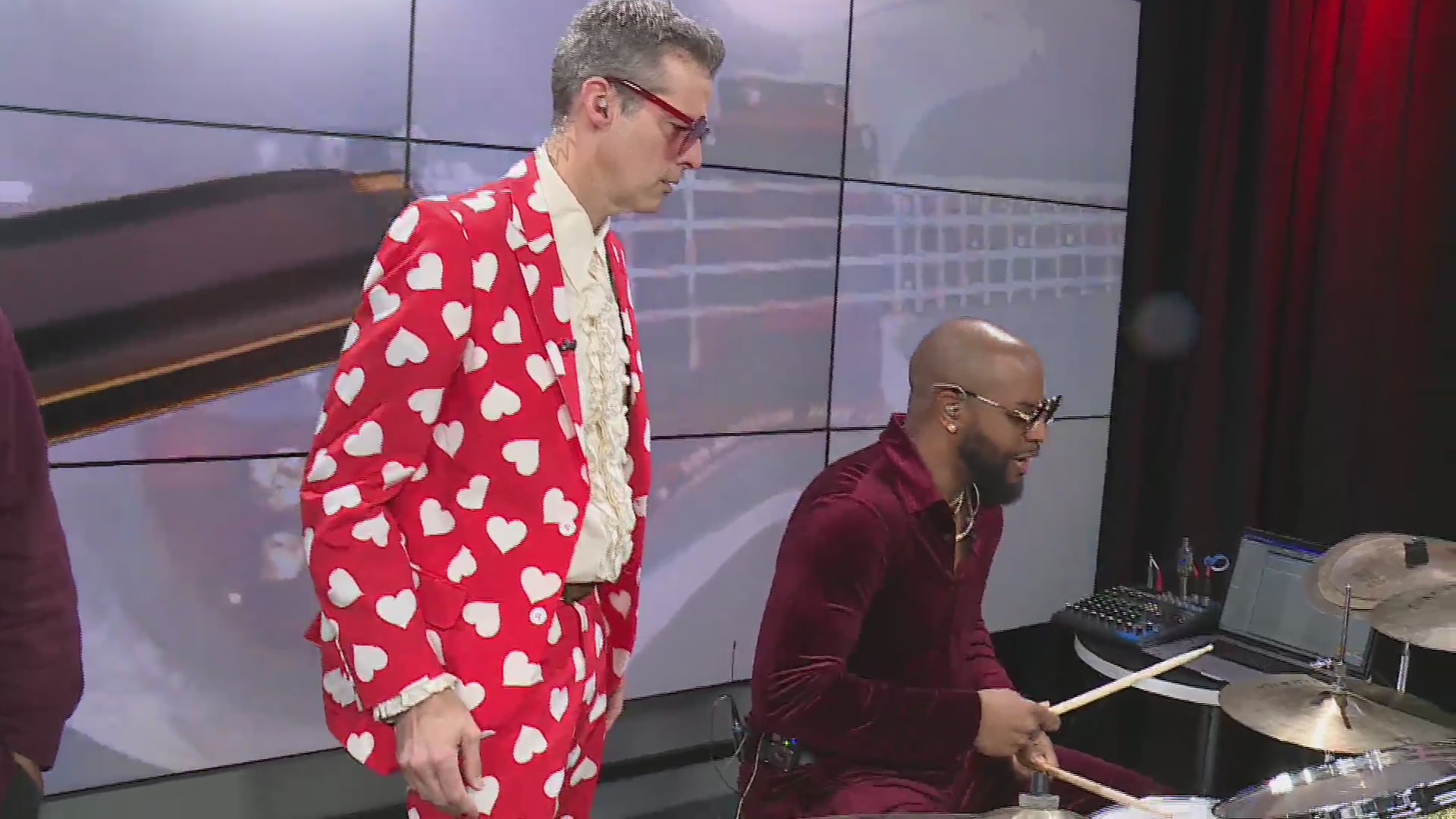 Anthony Bethany of ‘Drew Project’ gives Tim a lesson on the drums – FOX 2