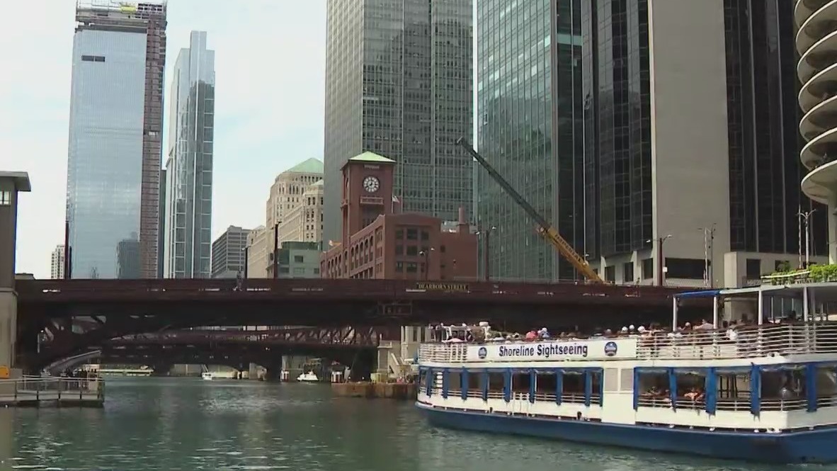 Chicago Riverwalk: Tour the popular city attraction | Morning in ...