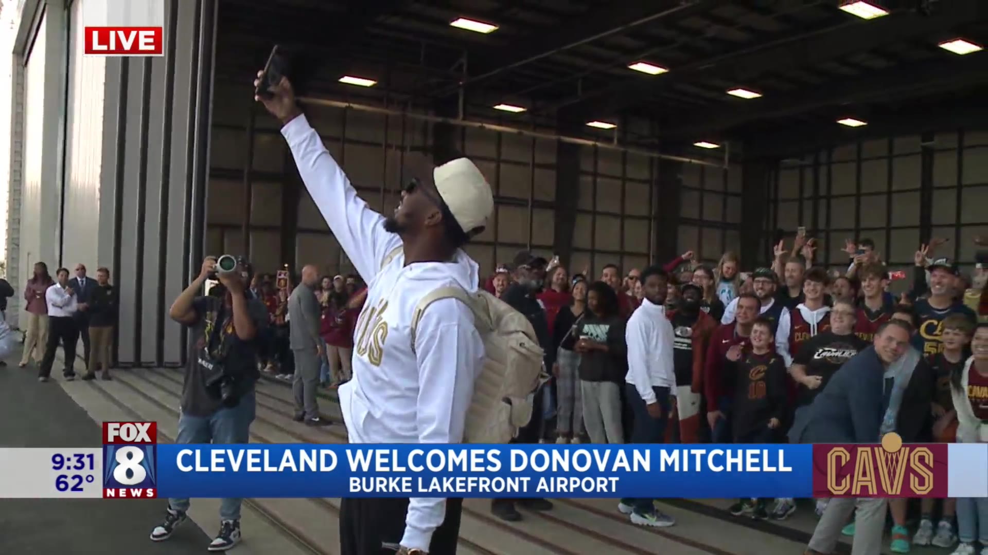 New Cavs plays arrives in CL, snaps selfie with crowd of fans – Fox 8 ...
