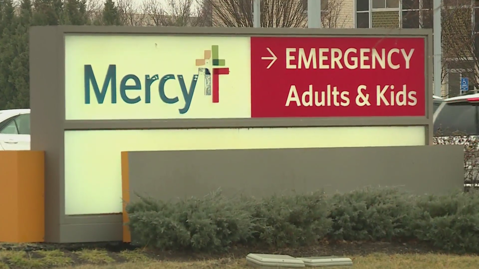 Slips and falls become top issue at Mercy after icy weather – FOX 2