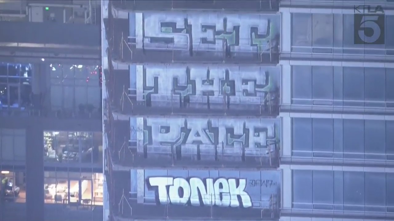 Downtown L.A. sky rise building hit by tagger – KTLA