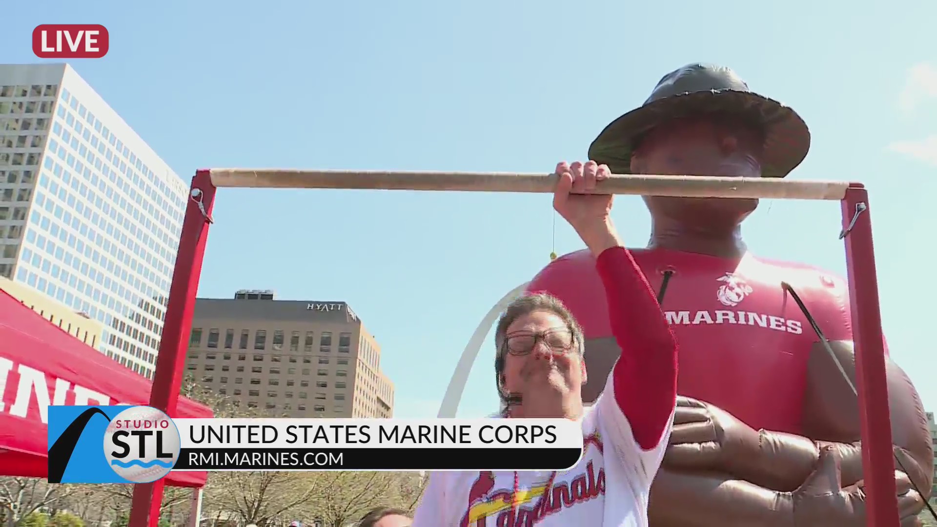 Chelsea Haynes attempts a pull-up with some Marines – FOX 2