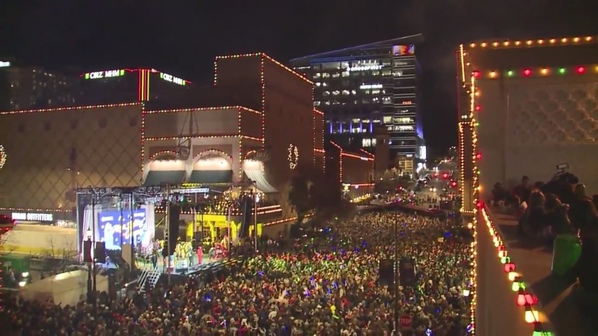Hundreds show up to watch 94th annual Plaza Lighting in KC – FOX 4 ...