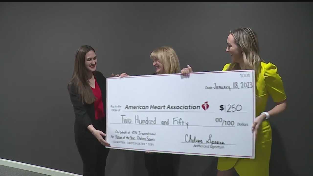 WKBN Anchor Chelsea Spears accepts award – WKBN.com