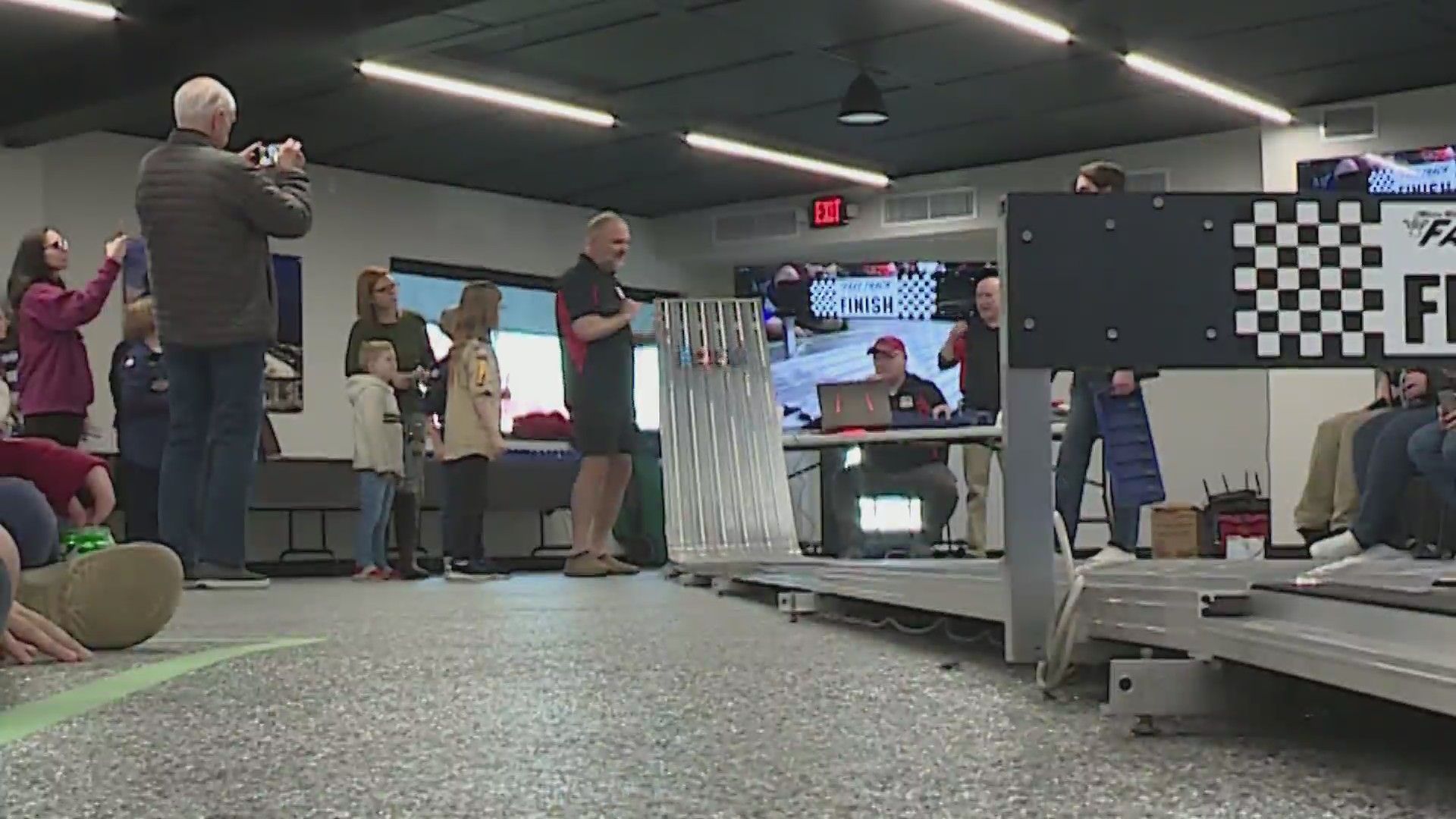 Cub Scouts test pinewood derby cars in NASCAR infield – FOX 2