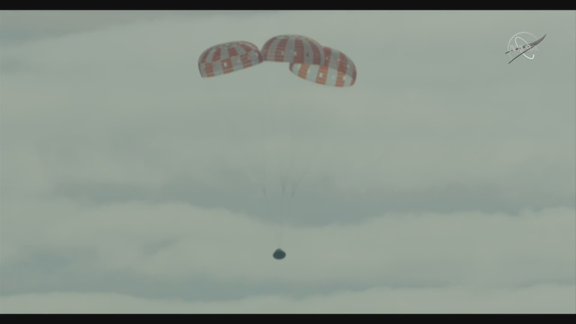 Orion capsule makes splashdown in Pacific – WFLA