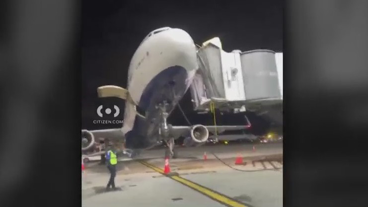 JetBlue plane tilts backwards at JFK – PIX11