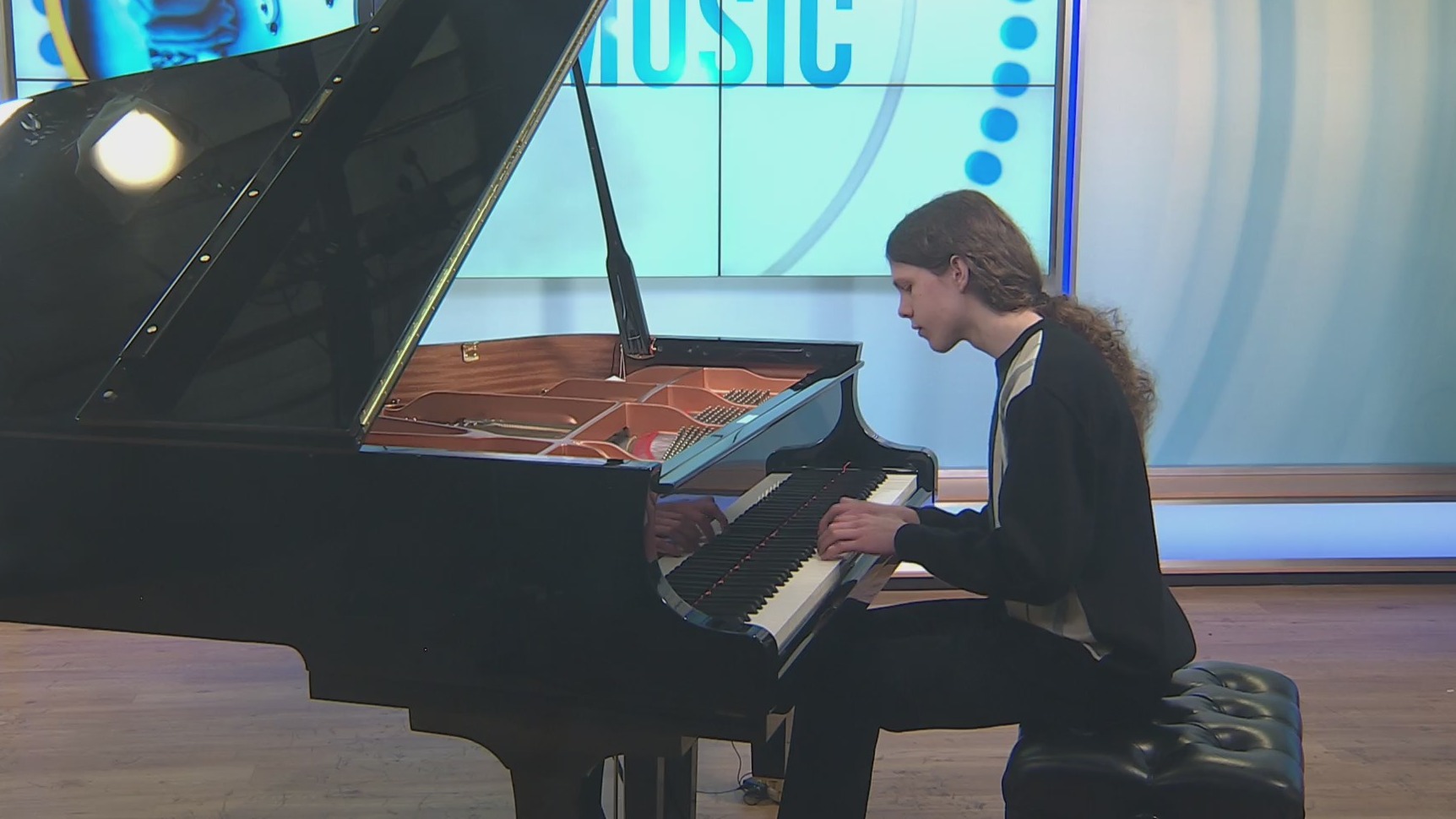 Michael Allen Harrison Ten Grands student performs – KOIN.com