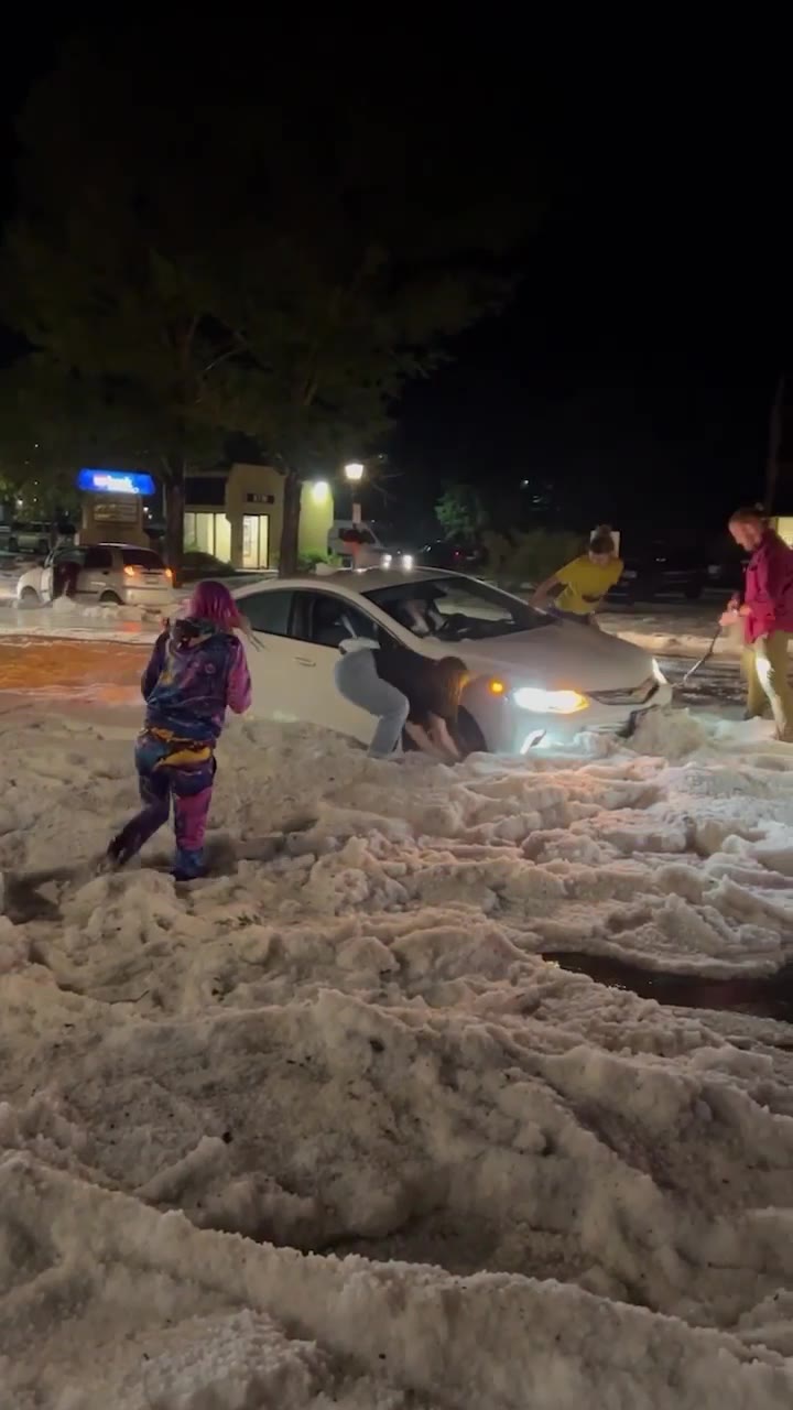 Cars get stuck in a foot of hail in Estes Park – FOX21 News Colorado