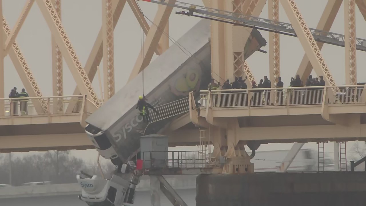 Driver rescued from semi dangling off bridge – WFLA