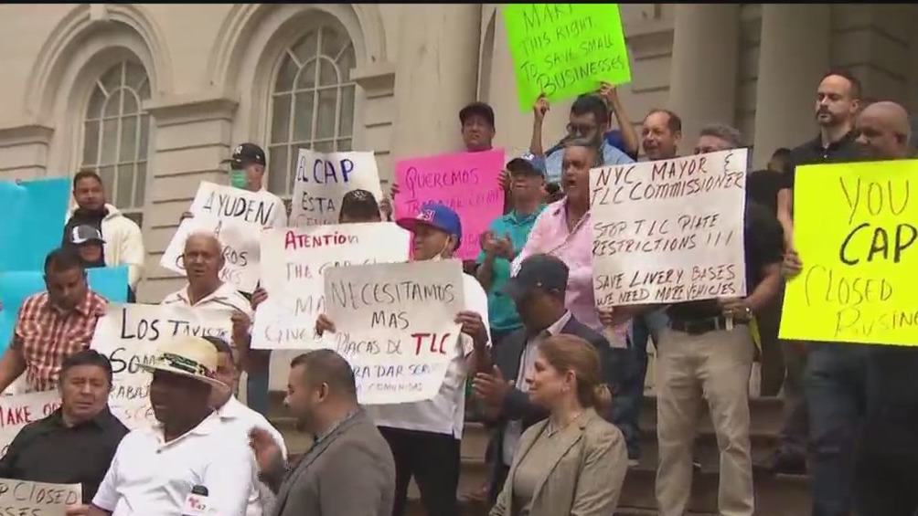 Livery car owners rally to change license cap – PIX11