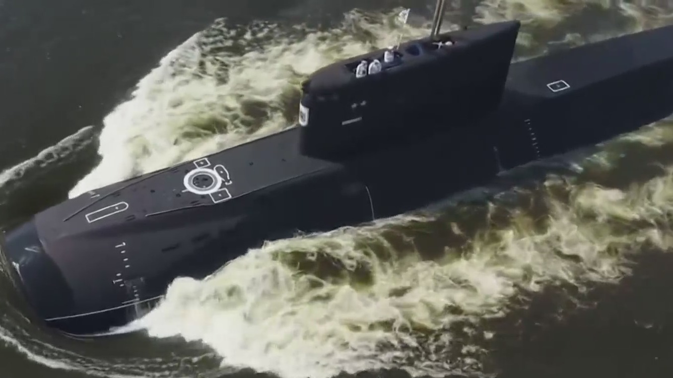 Russian submarine with nuclear torpedo leaves base | Morning in America ...