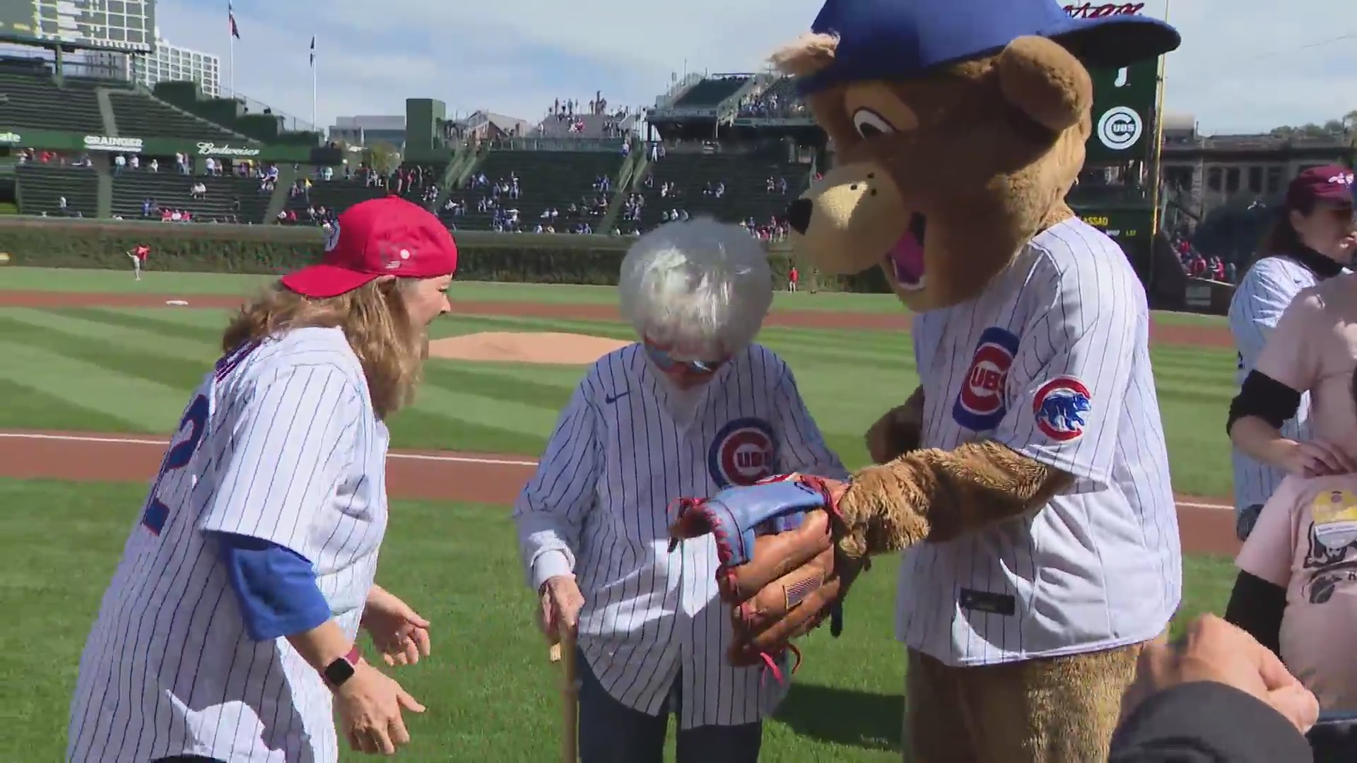 Cubs, fans honor female baseball legends, ‘League of their Own’ and ...