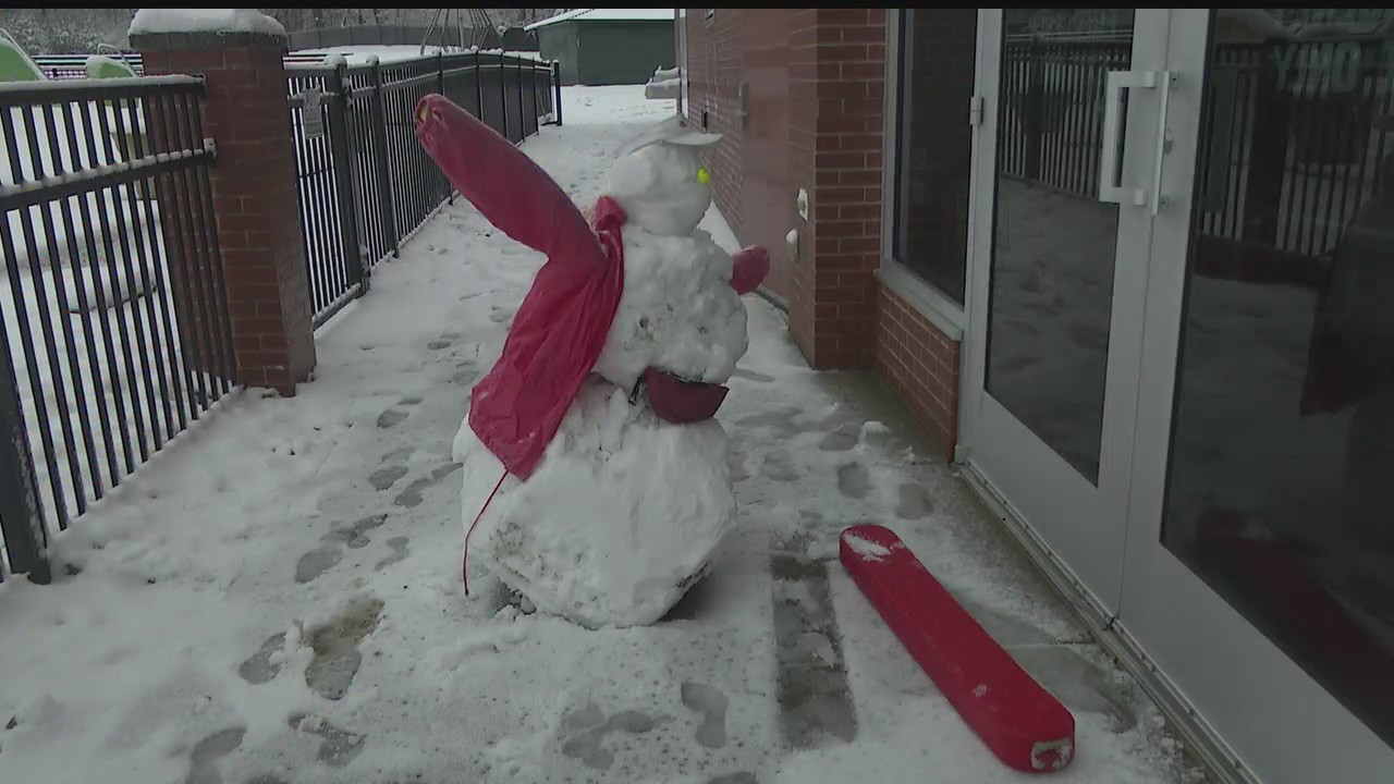 Snowman ‘lifeguard’ stands watch at Davis Family YMCA – WKBN.com