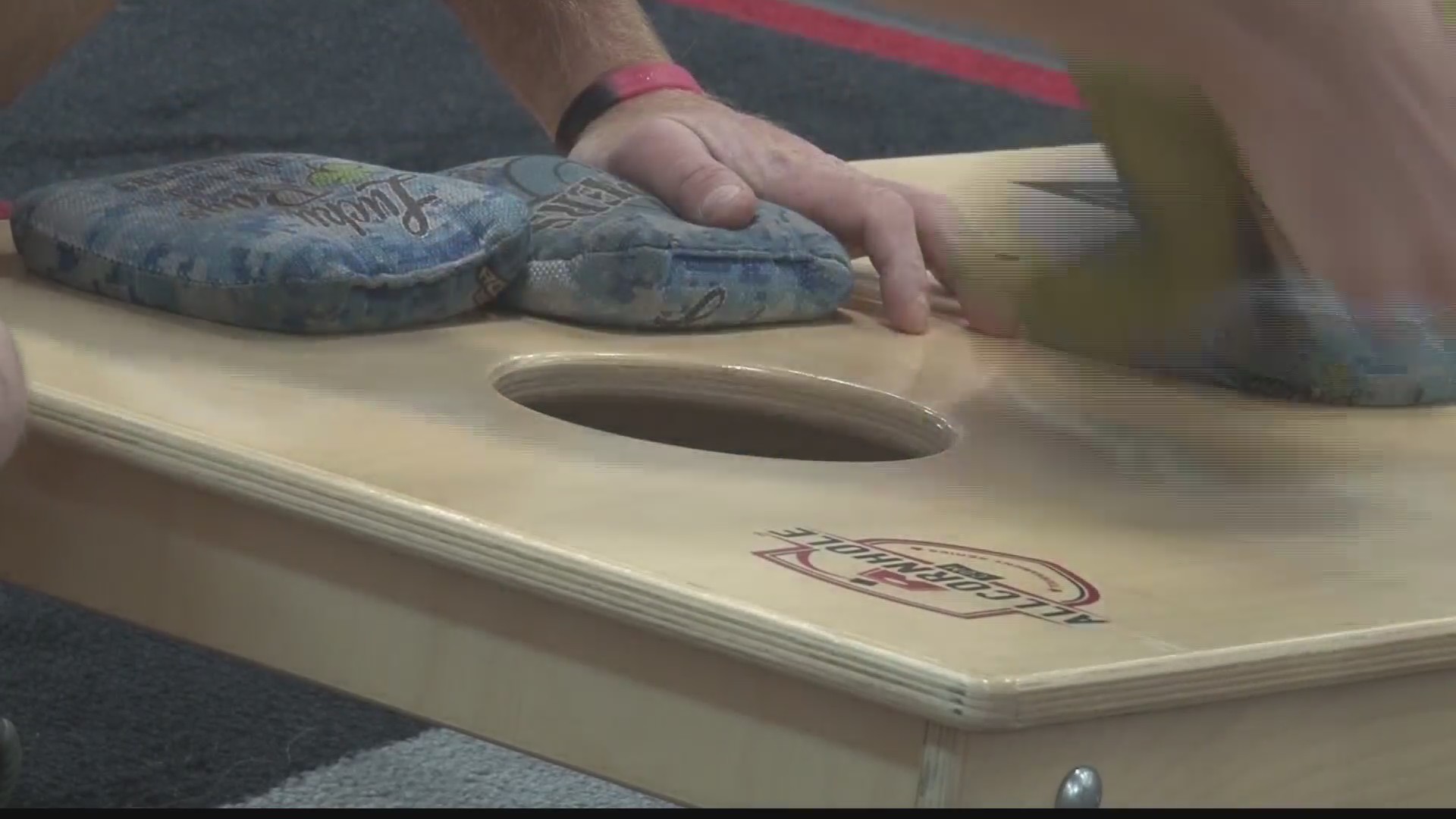 Pro cornhole players show off their aim at the Highlands – WTRF