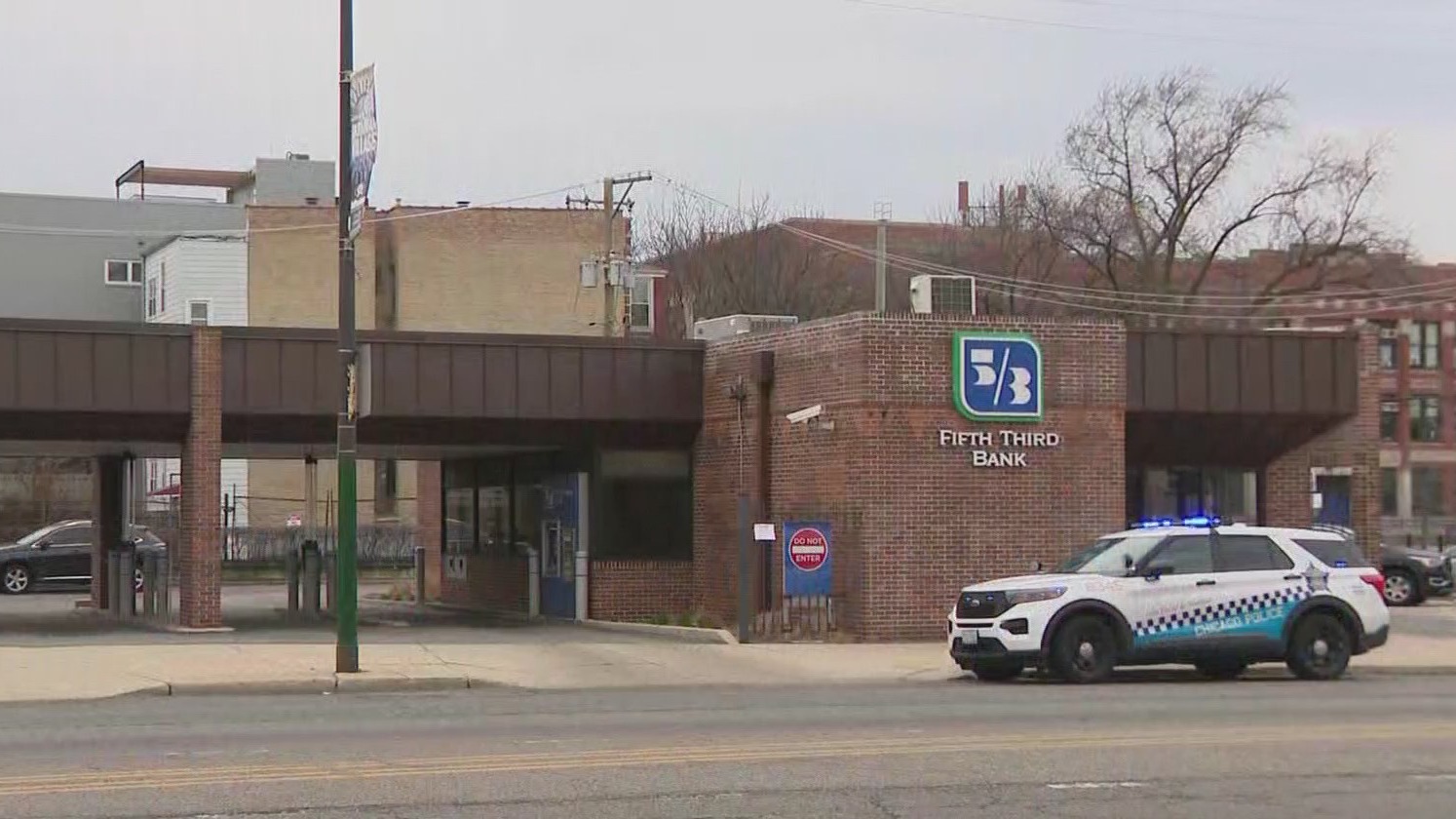 FBI investigating armed bank robbery in Ukrainian Village – WGN-TV