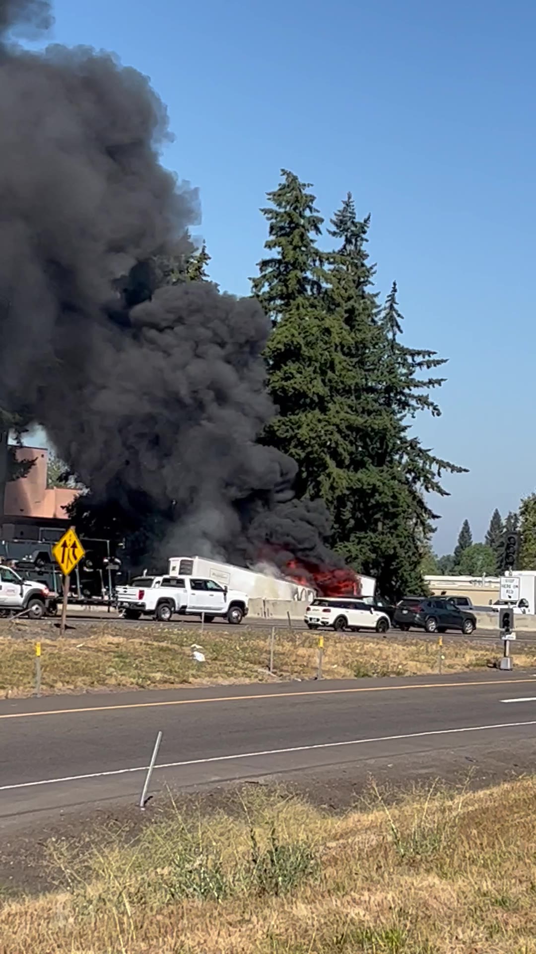 VIDEO: Truck catches fire on I-5 in Oregon – KOIN.com