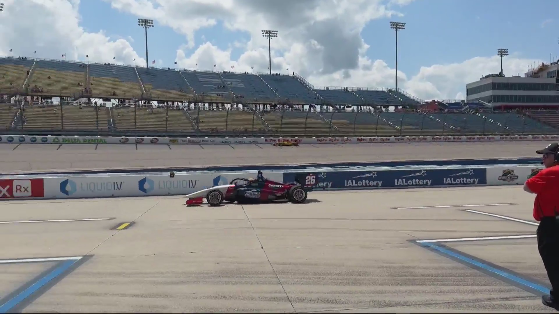 Fans tour garages, pit area ahead of Hy-Vee IndyCar Races – who13.com