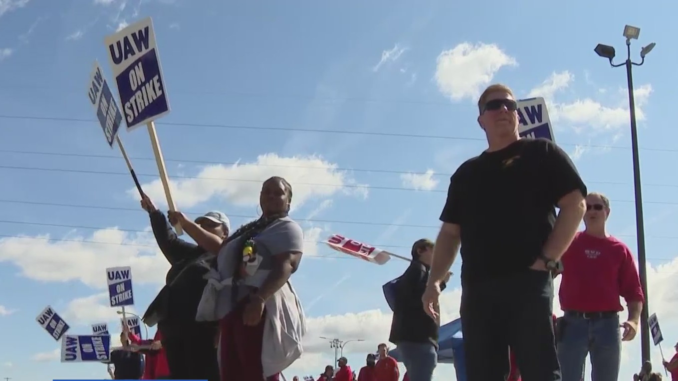 UAW strike continues, workers sacrifice for better conditions | Morning ...