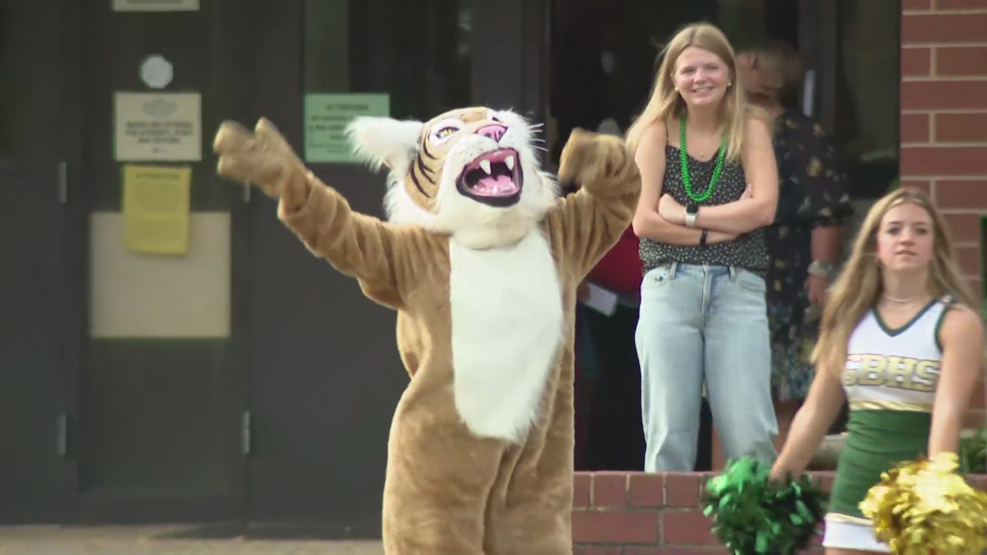 Back to School: Great Bridge High’s wildcat mascot dances – WAVY.com