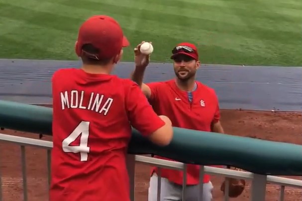 Adam Wainwright catch with a young fan – FOX 2