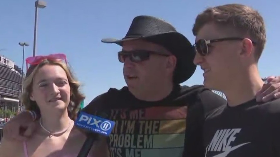Swifties outside concert stadium filled with excitement – PIX11