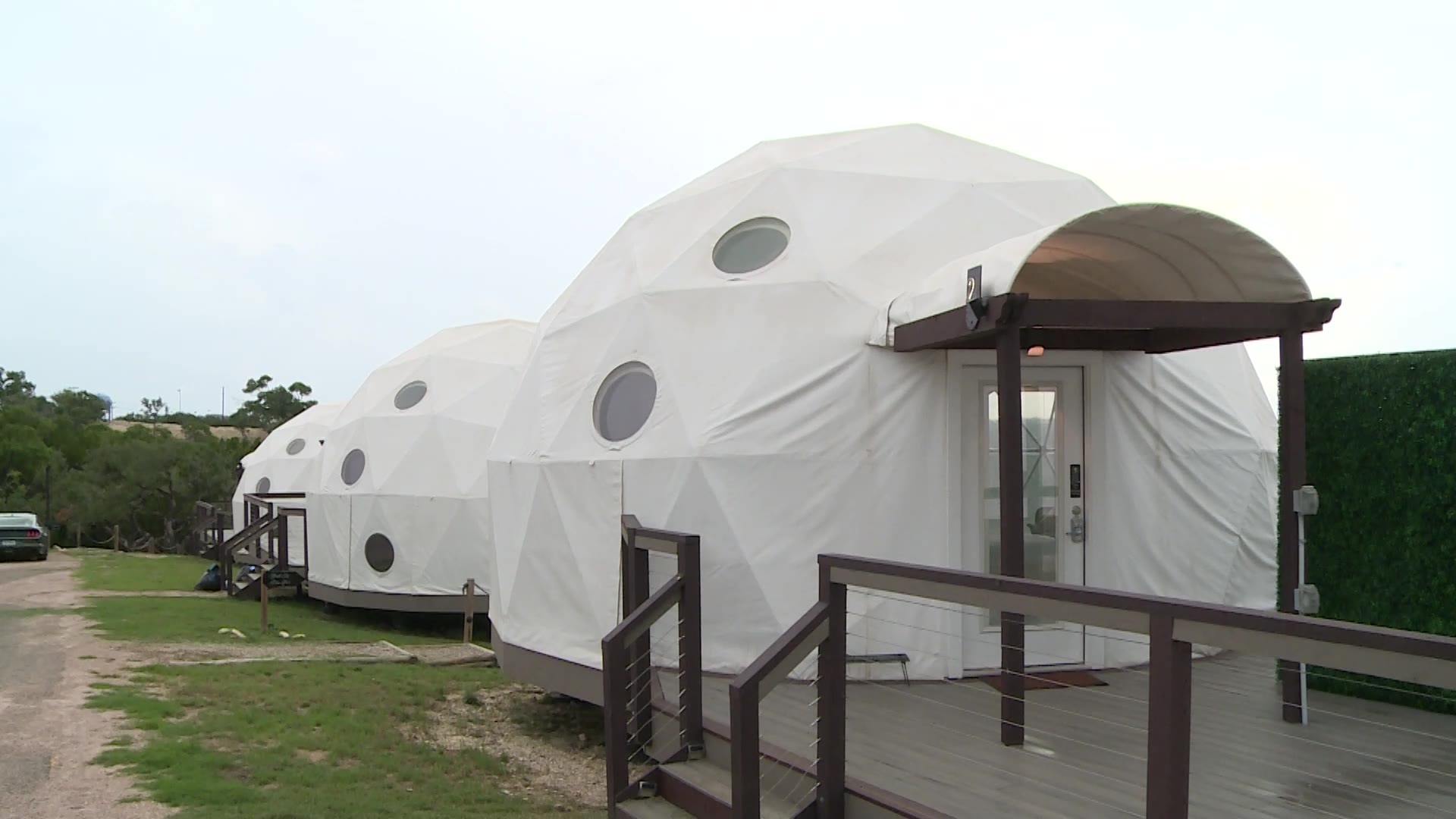 Pod resort offers Hill Country getaway for adults – KXAN Austin