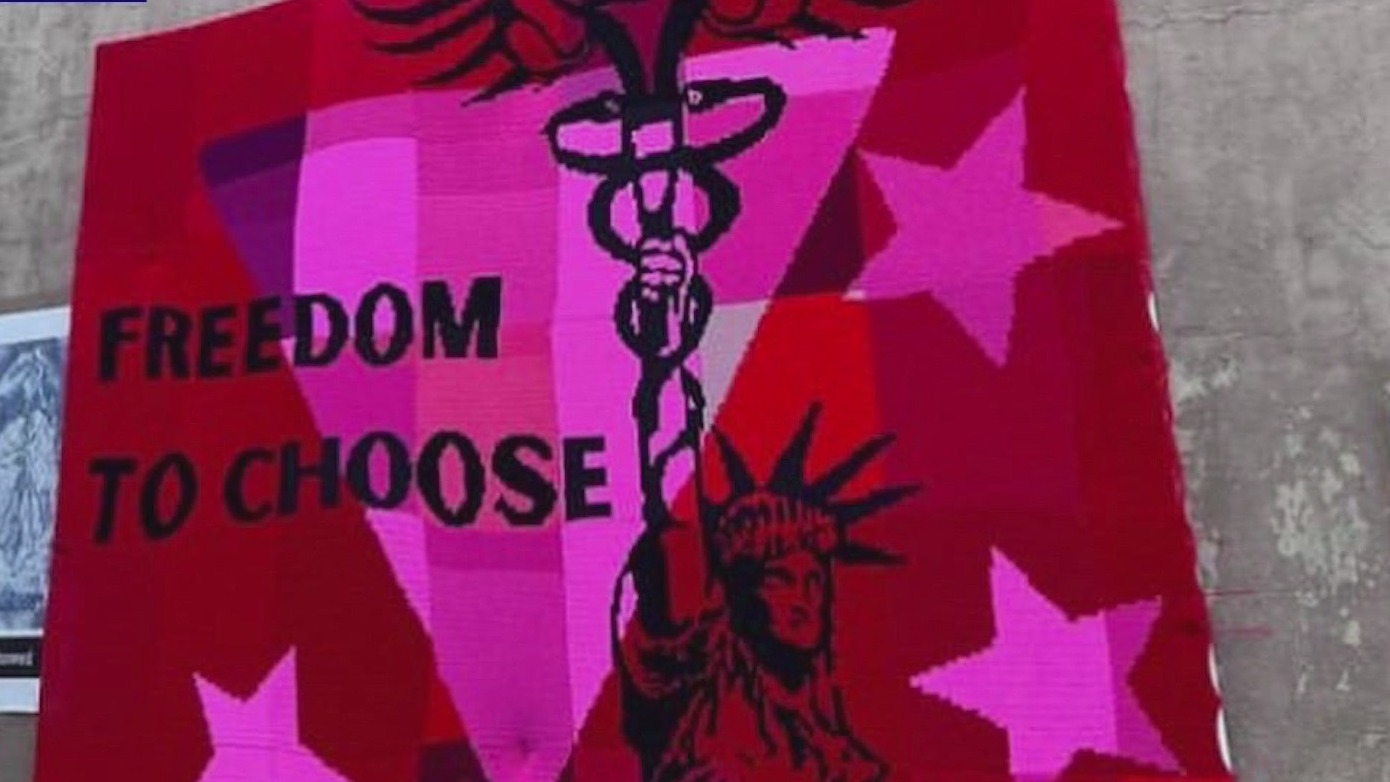 Portland ‘craftavist’ crochets Roe v. Wade mural – KOIN.com