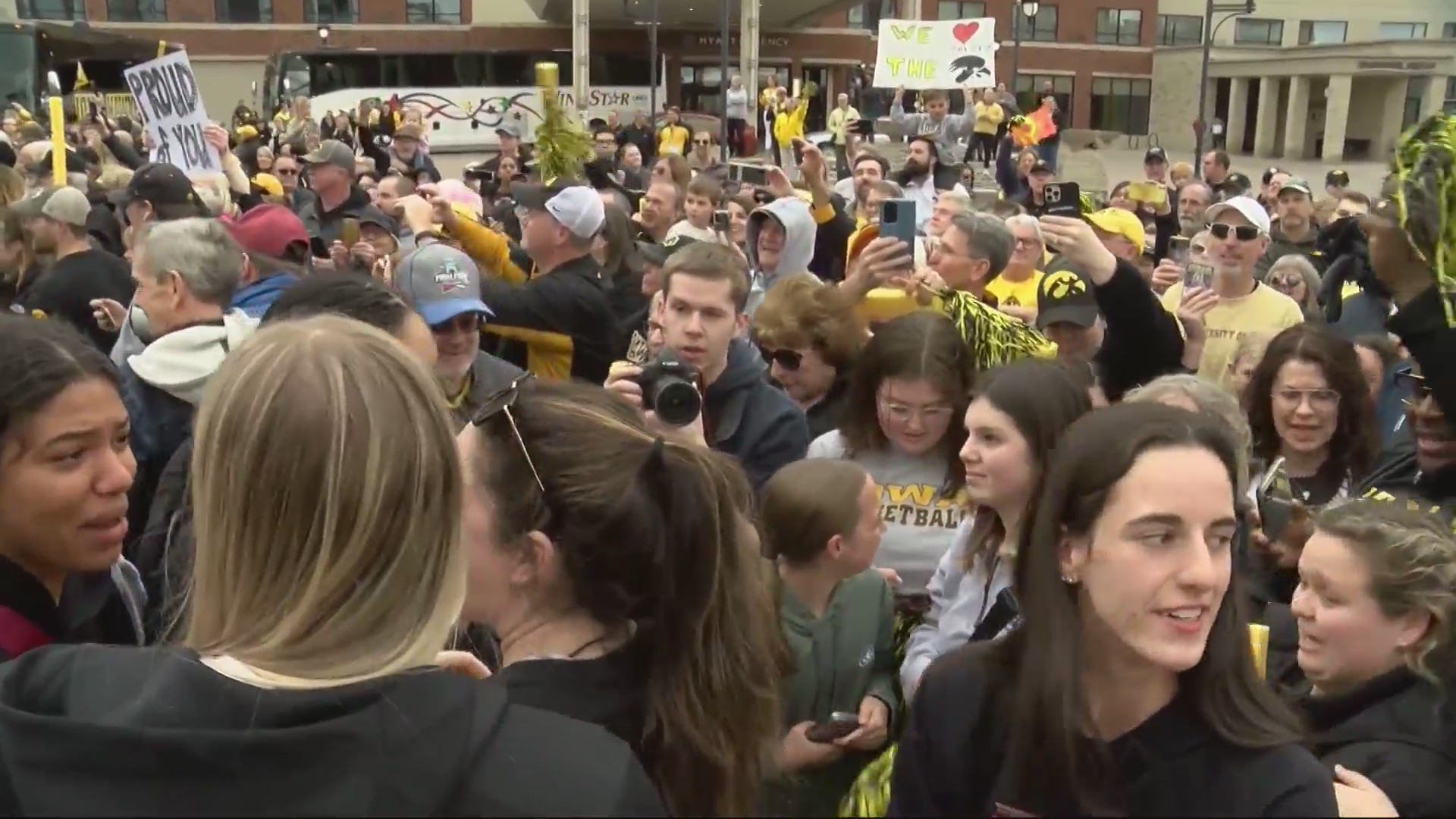 Fans welcome Hawkeyes back to Iowa City – who13.com
