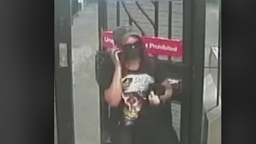 Woman stabbed in purse attack on Brooklyn subway: NYPD – PIX11