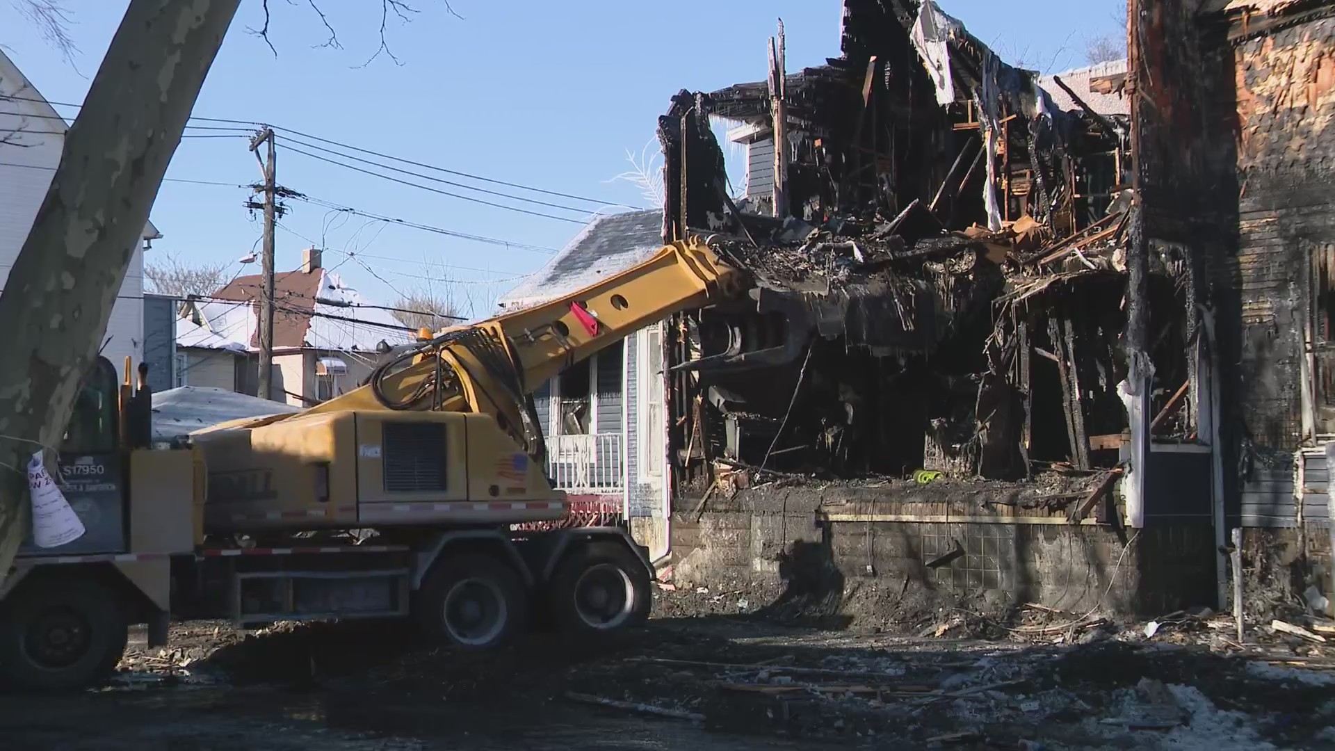 Dozen people displaced after apartment building fire on West Side – WGN-TV