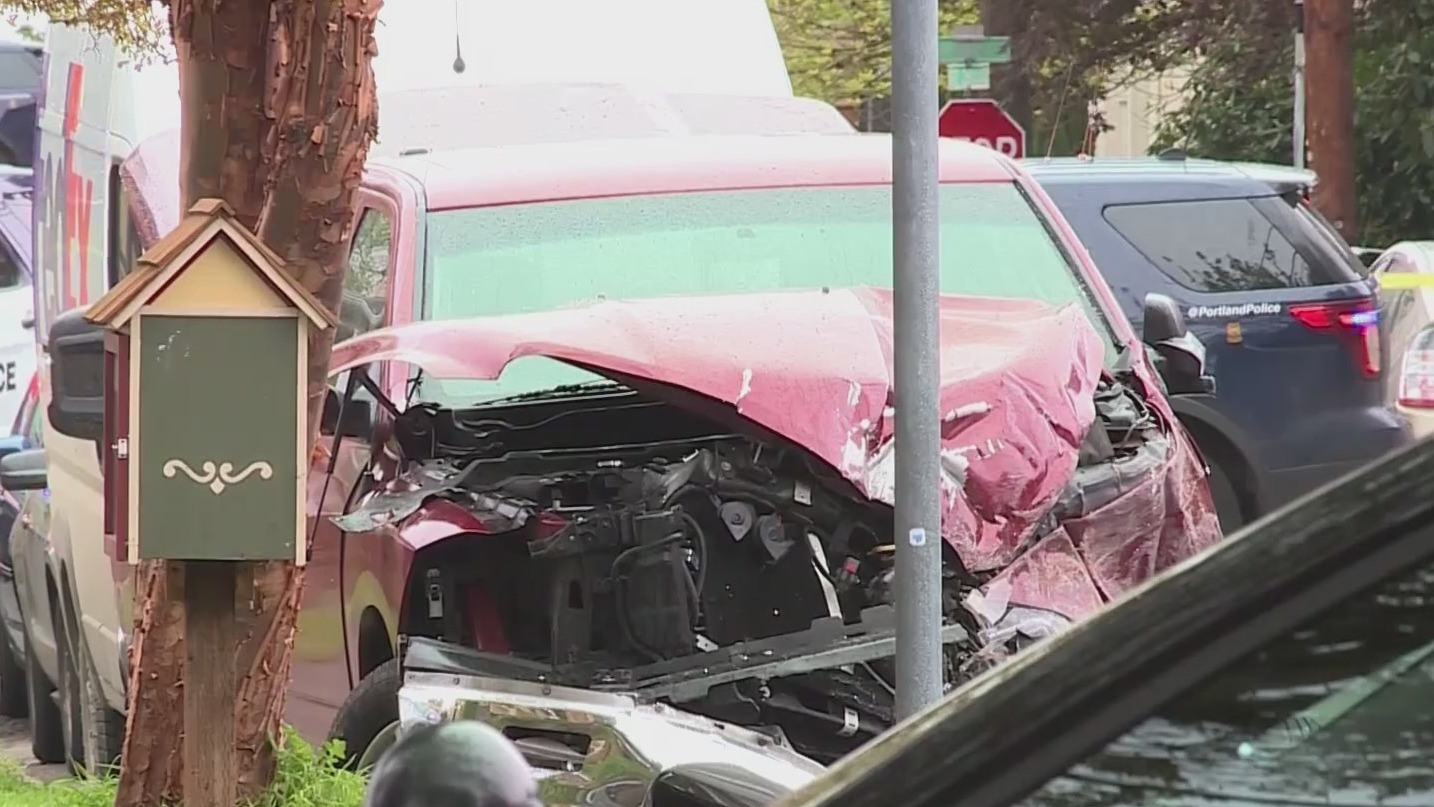 2 pedestrians struck by stolen van in SE Portland, suspects fled – KOIN.com