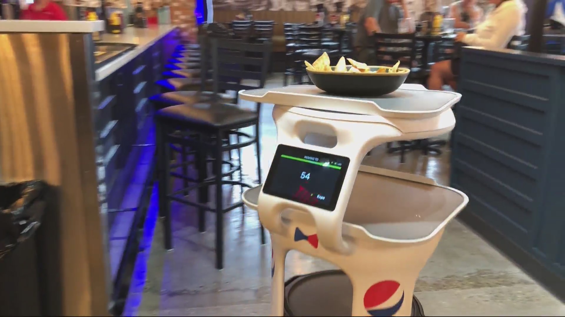 Des Moines restaurant welcomes new team member Rosie the robot – who13.com
