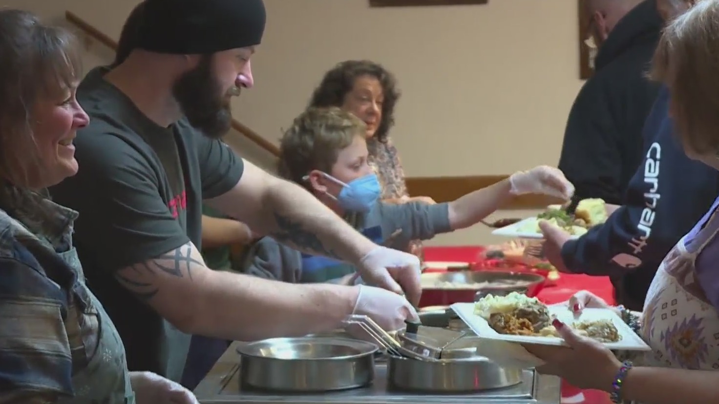 ‘Everybody’s very thankful’: Groups serve free holiday meals – KOIN.com