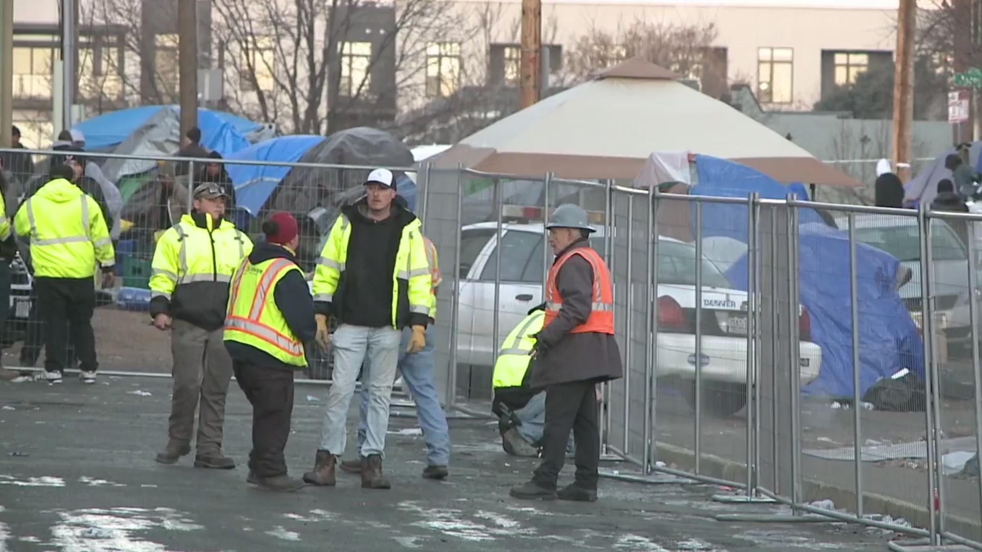 Fire, more buses as Denver sweeps migrant camp at Zuni and Speer ...