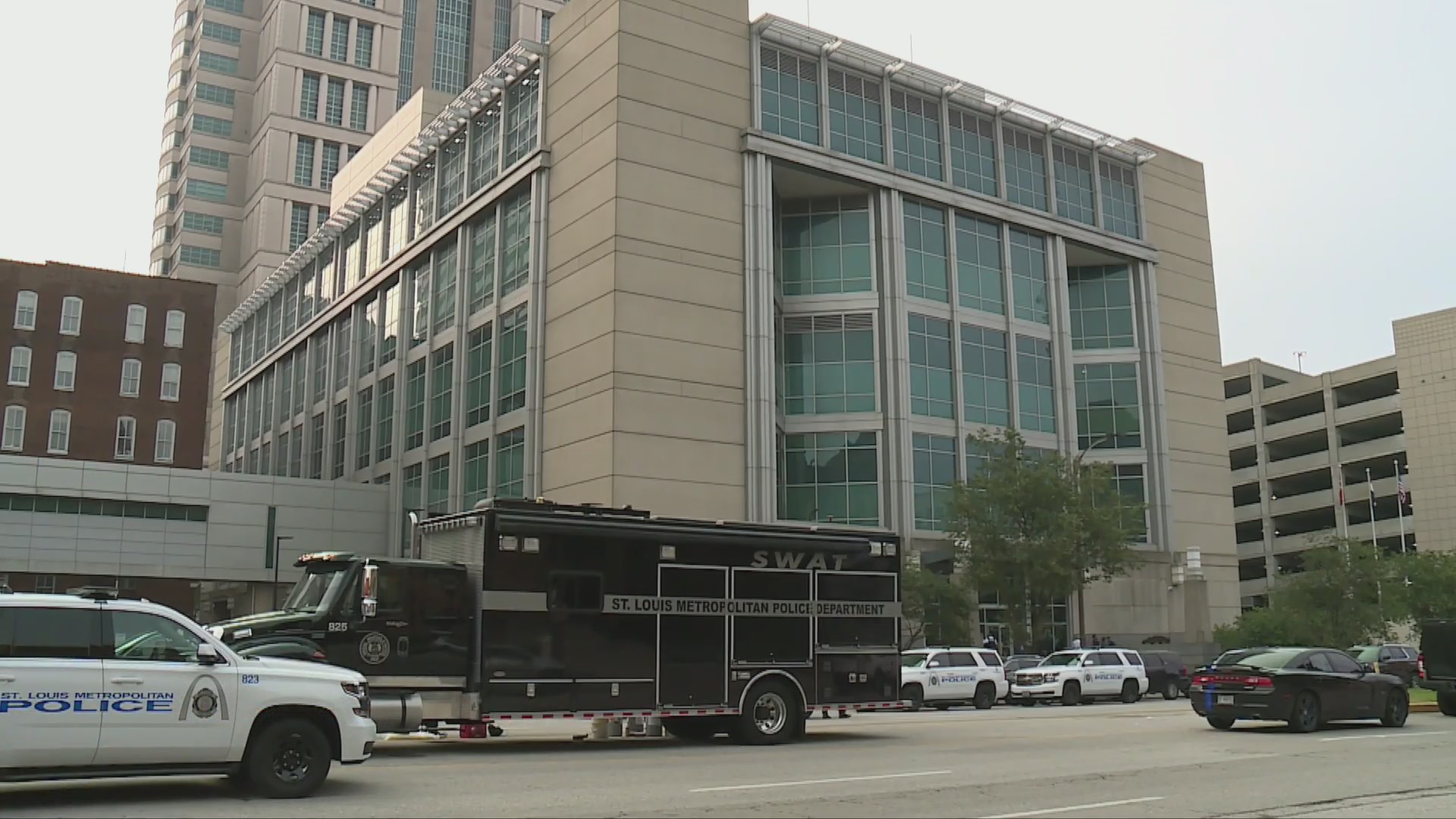 St. Louis Justice Center guard held hostage Tuesday morning – FOX 2