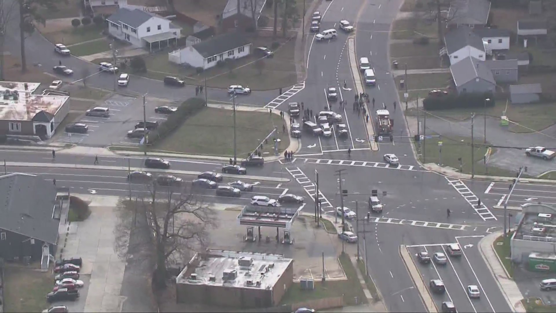 Sheriff’s deputy critically hurt, suspect dead after shooting at busy ...