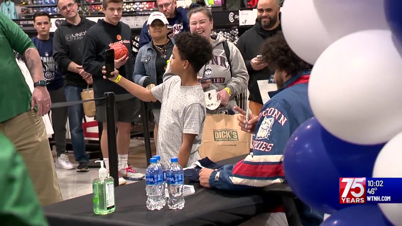 Andre Jackson Jr. holds autograph session for UConn fans – WTNH.com