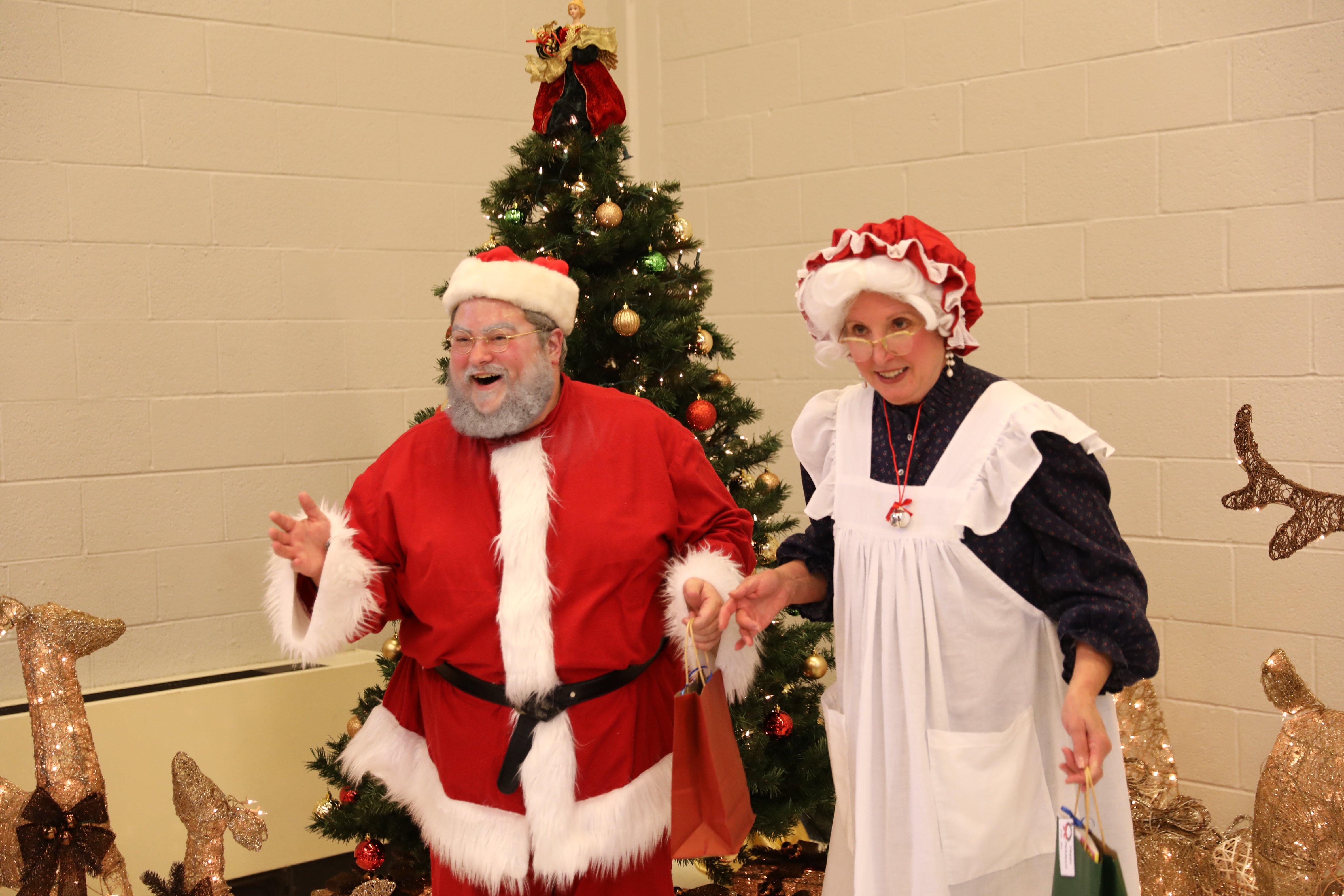 Santa and Mrs. Claus visit the Capper Foundation – KSNT 27 News