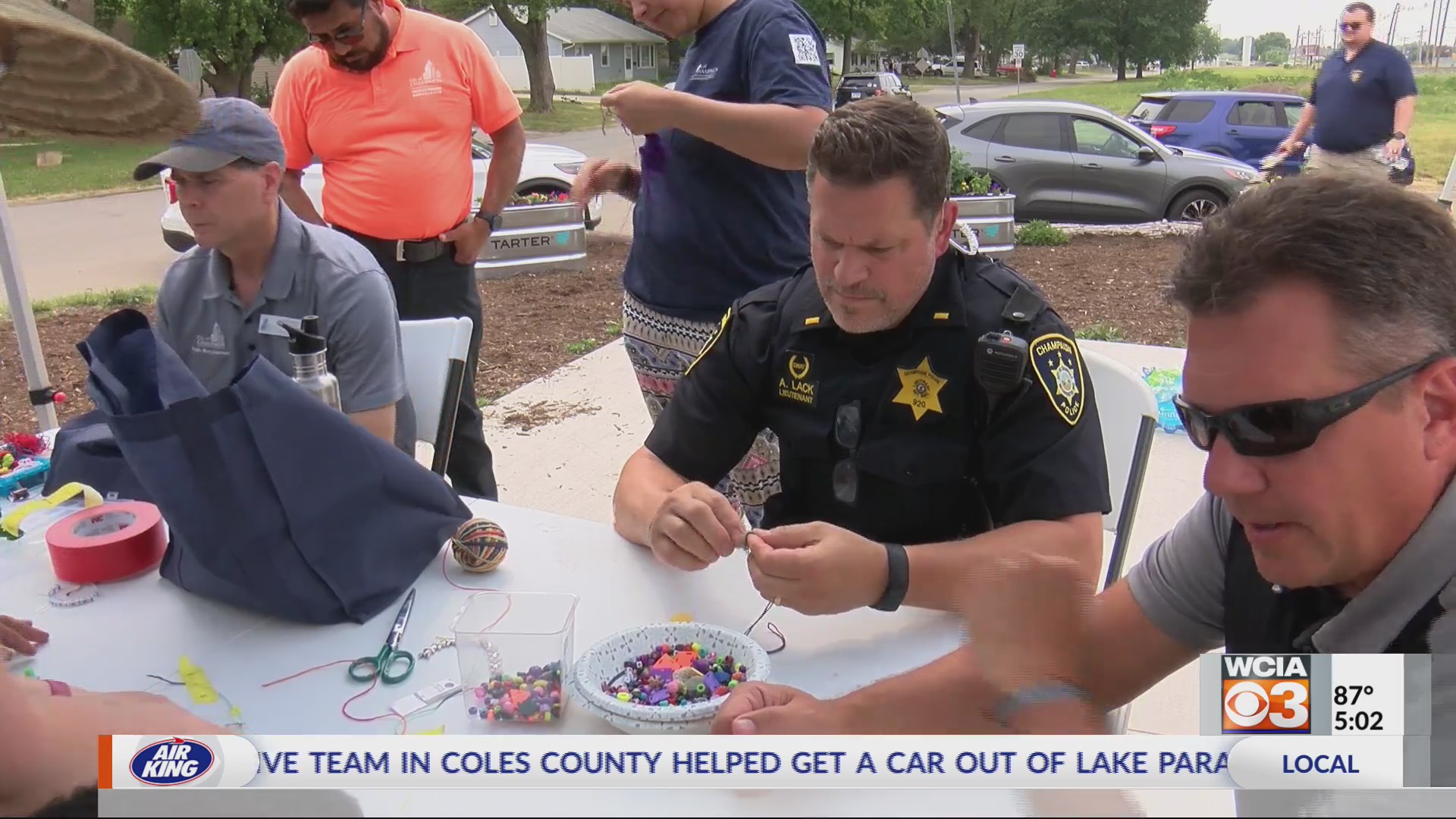 Kids enjoy ice pops with cops at Champaign’s Hedge Pop Park – WCIA.com