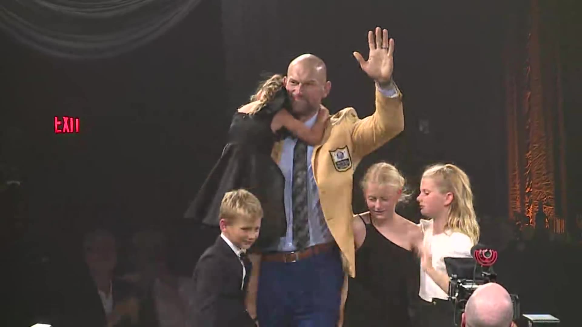 Joe Thomas receives Golden Jacket in HoF ceremony – Fox 8 Cleveland WJW