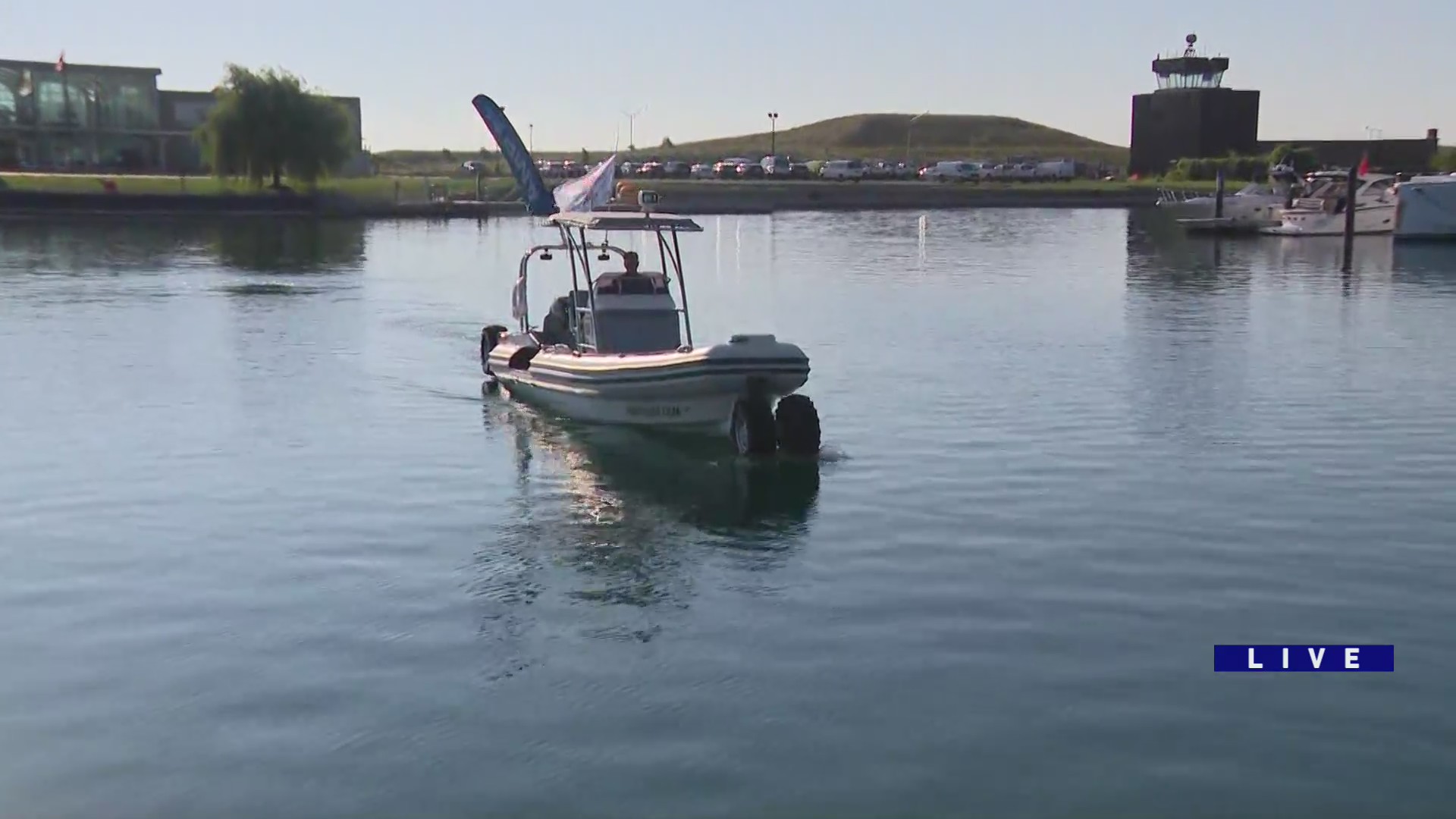 WGN’s Marcella Raymond checks out Chicago Scene Boat Party – WGN-TV