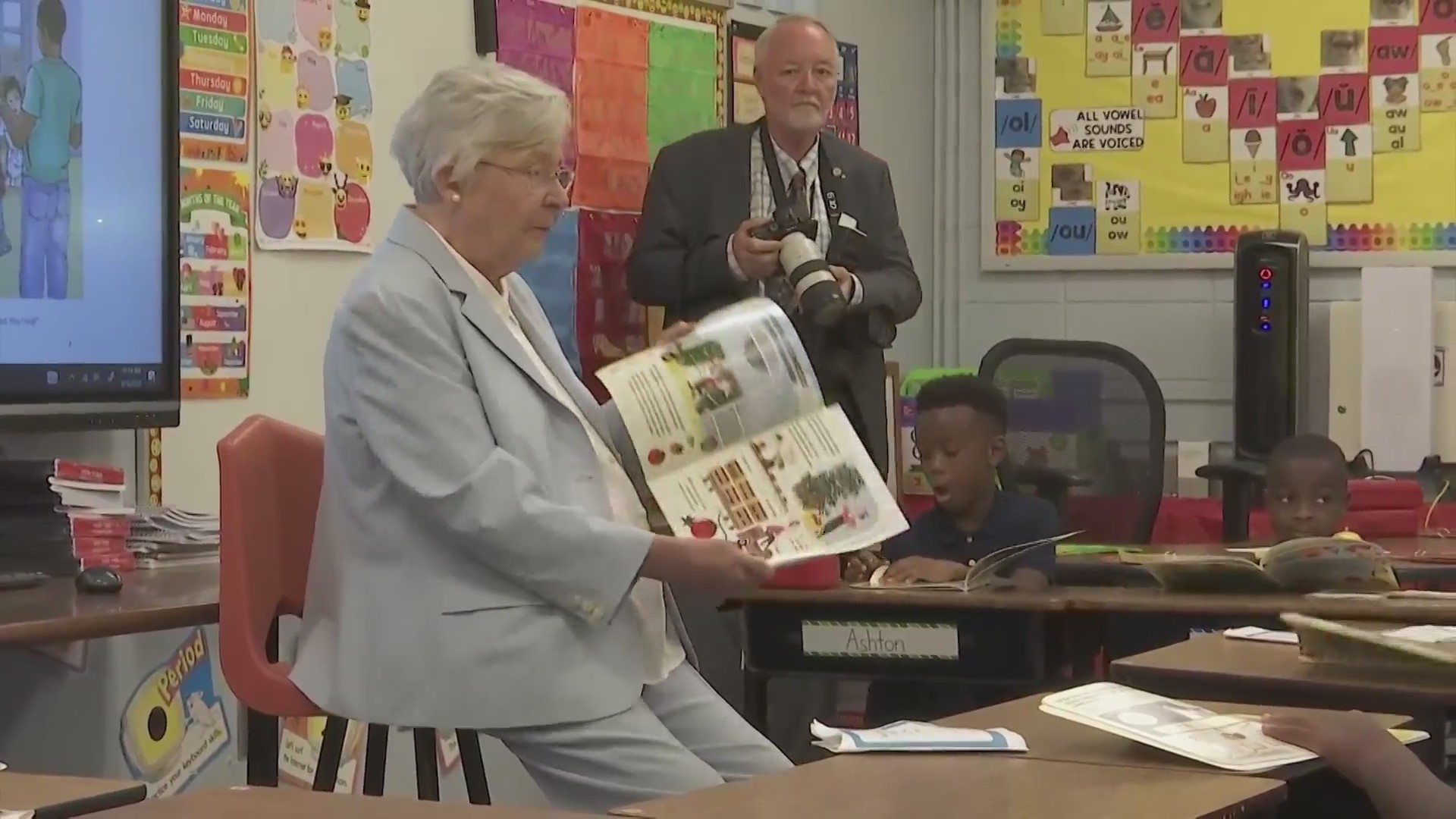 Gov. Ivey encourages students to read, touts Literacy Act at elementary school visit – WDHN ...