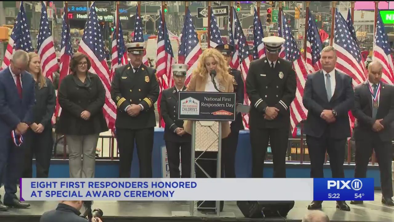 Award ceremony in Times Square honors heroes for First Responders Day ...